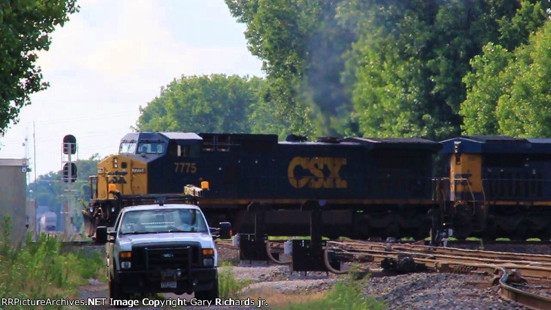 CSX 7775 & 832 meet CSX 7693, 354, & 140